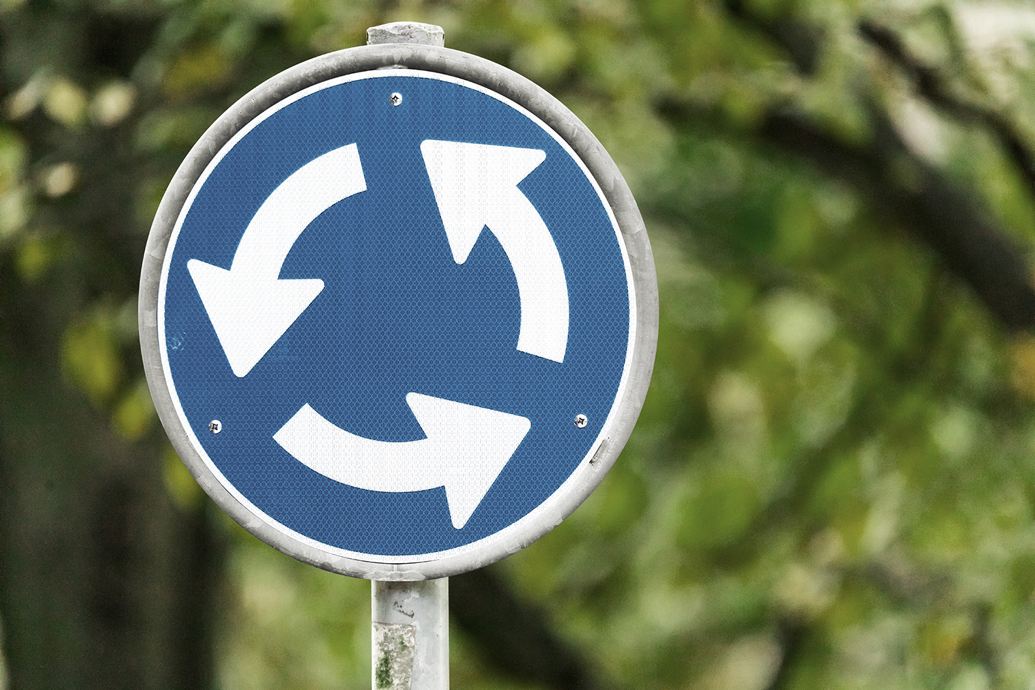 Fahren im Kreisel – so gehts durch den Kreisverkehr | BFU